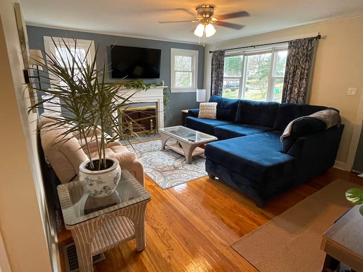 Newly Updated 3br/3ba Knoxville Retreat - Knoxville, TN