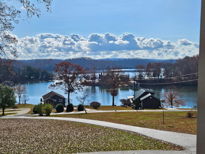 Scenic Lakeview Retreat - Watts Bar Lake, TN