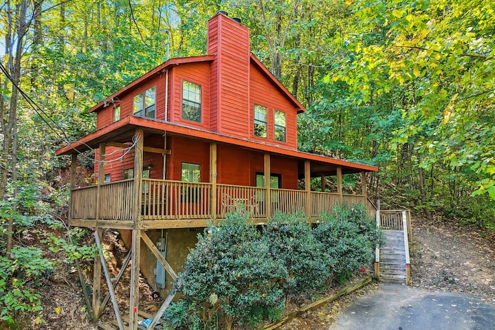 Cozy Mountain Escape With Hot Tub - Gatlinburg, TN