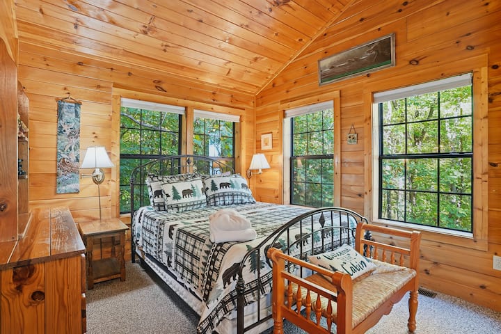 Cozy Mountain Escape With Hot Tub - Gatlinburg, TN