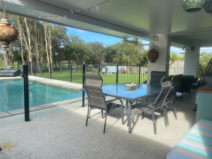 Golf Course / Lake Views. Entire Home. Suits 10-12 - Bribie Island