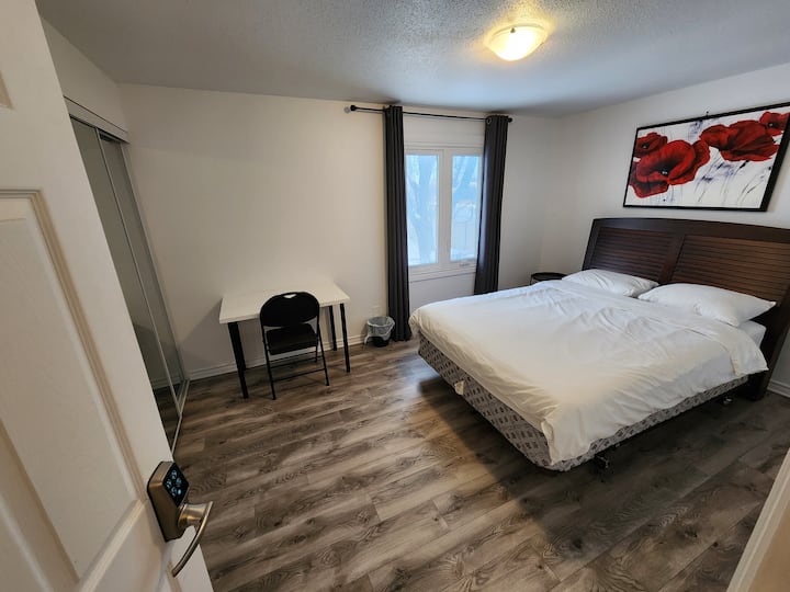 Uplifting Private Bedroom With Smart Lock And Desk - Ottawa
