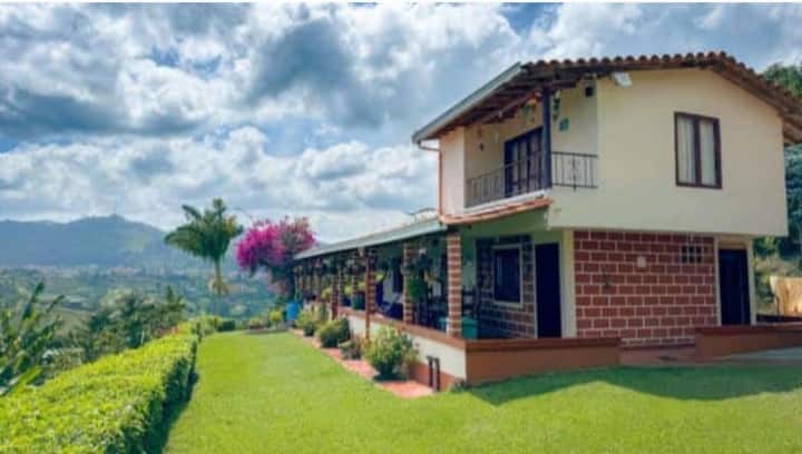 Finca Cafetera Con Vista A La Represa De Guatapé - Antioquia