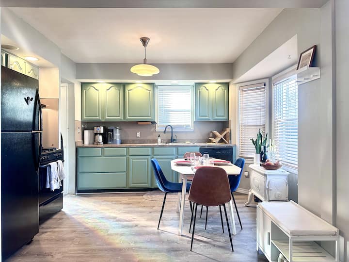 New Cozy Corner Office, Fenced Yard & 1mi To Town - Royal Oak, MI