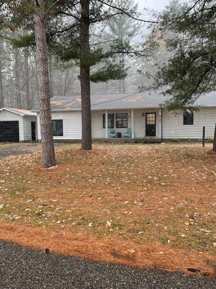 Cheerful 3 Bedroom Cottage Near Lake Huron. - Tawas City, MI