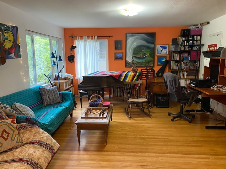 Well Lit And Spacious Elmwood Apartment - Berkeley, CA