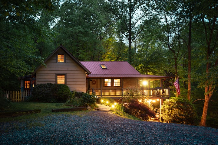 Cute Creek Cabin | Hot Tub • Fire Pit • Game Room - Blue Ridge, GA