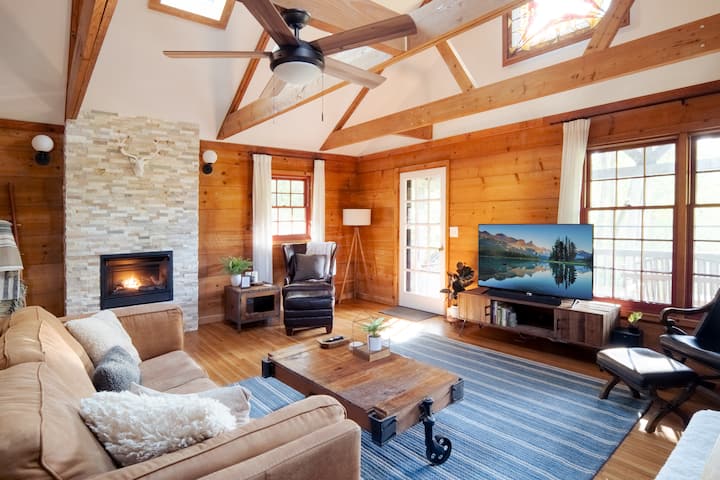 Cute Creek Cabin | Hot Tub • Fire Pit • Game Room - Blue Ridge, GA