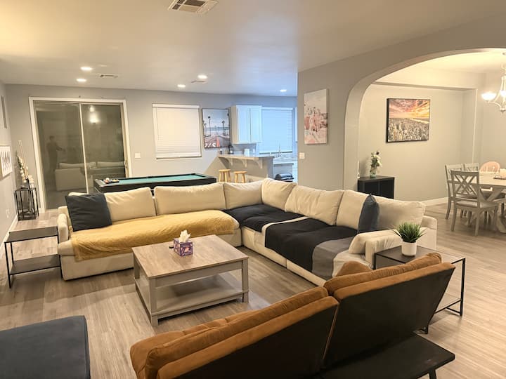 Modern Style House, Pool Table，teslacharging Port - Las Vegas, NV