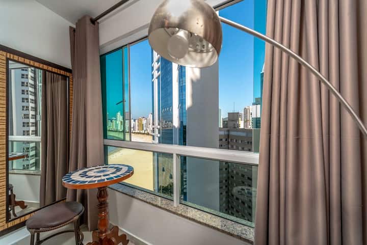 Apto C/ Vista Mar, Piscina  E Garagem - Balneário Camboriú