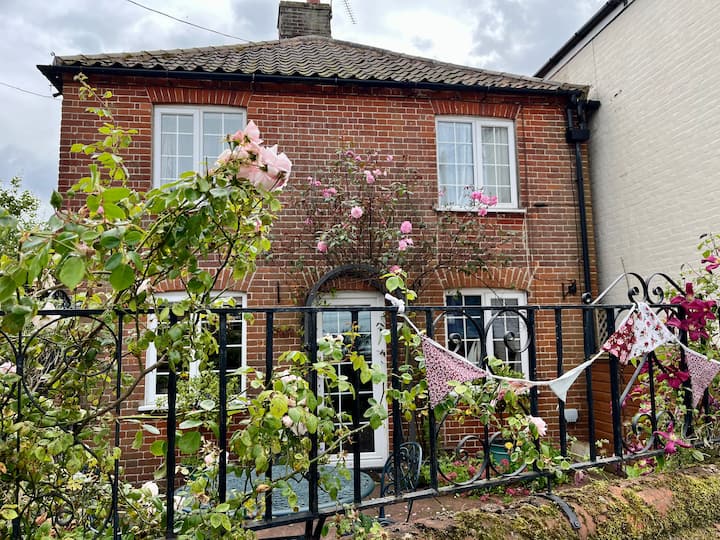 Norfolk Cottage With Dog Walks, Beaches & Pub - North Walsham