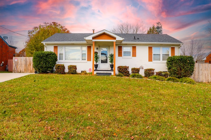 ⭐️ Amelia’s Retreat ⭐️ @ Greensboro 🐕📚🏊‍♀️🏥 - Greensboro, NC