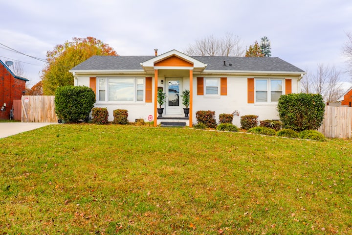 ⭐️ Amelia’s Retreat ⭐️ @ Greensboro 🐕📚🏊♀️🏥 - Greensboro, NC