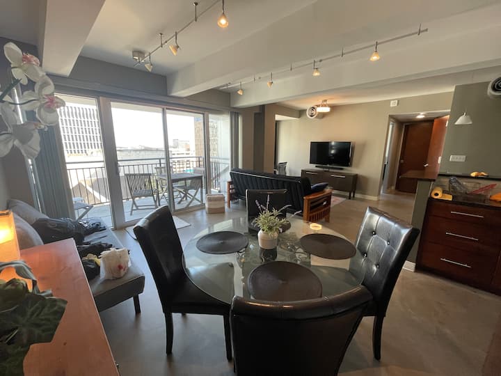 Capitol-downtown, Large 1-bedroom Condo W/ Balcony - Austin, TX