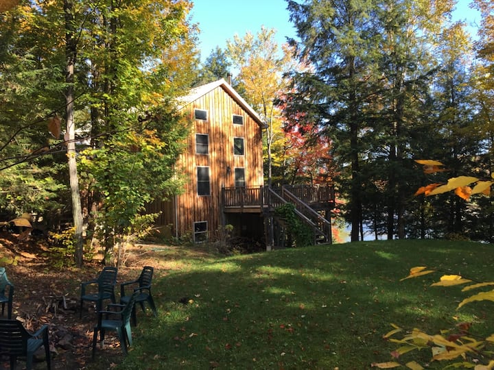 Timber Frame Retreat On Lake - Val-des-Monts
