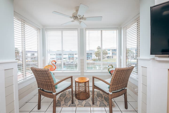 Waterfront Condo - Dolphin Sightings - Walk To Beach - Heated Pool - Treasure Island, FL