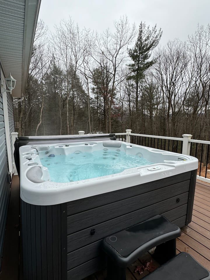 Blue Mountain, Family Getaway, *New Hot Tub* - Palmerton, PA