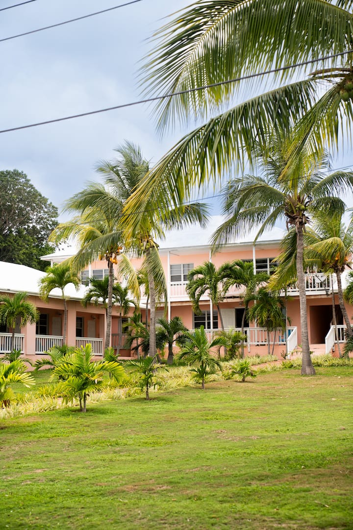 Bougainvillea, Harbourside, Minutes From The Beach - Bahamas