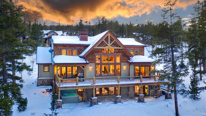 Hot Tub + Ski Shuttle - Moose Tracks Lodge - Keystone, CO