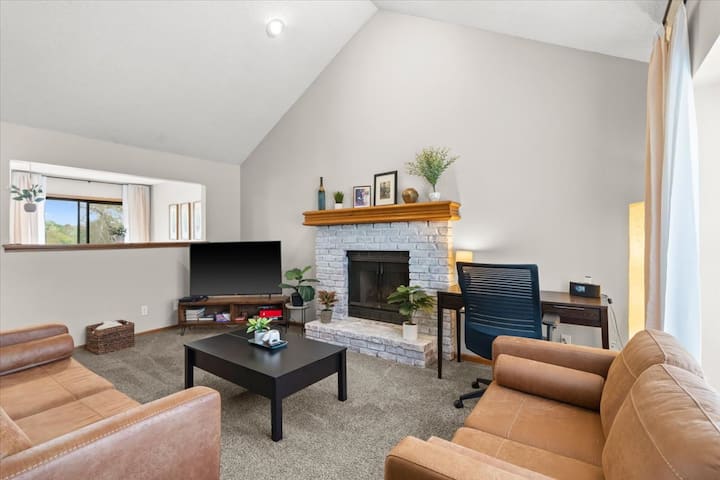 Beautiful 3bd / 2ba In Kansas City - Long Stays! - Kansas City, MO