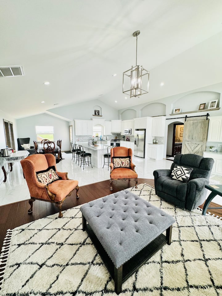 Lovely New Spacious Farmhouse - American Horse Lake, OK