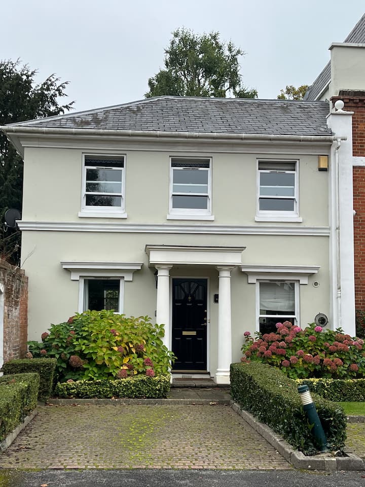 Beautiful Two Bed Lodge With Free Parking In Epsom - Surbiton