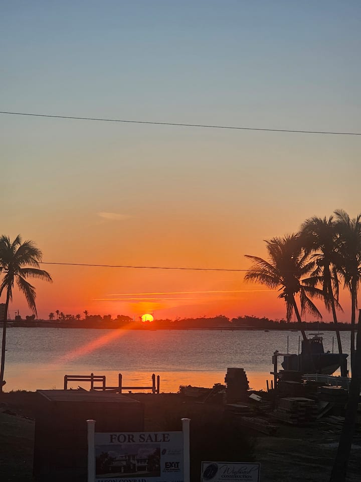 Roys' Sunset Roost - Fort Myers Beach, FL