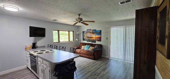 Perfectly Located Sleeps 5 Murphy Bed W Pool - Lake Ozark, MO