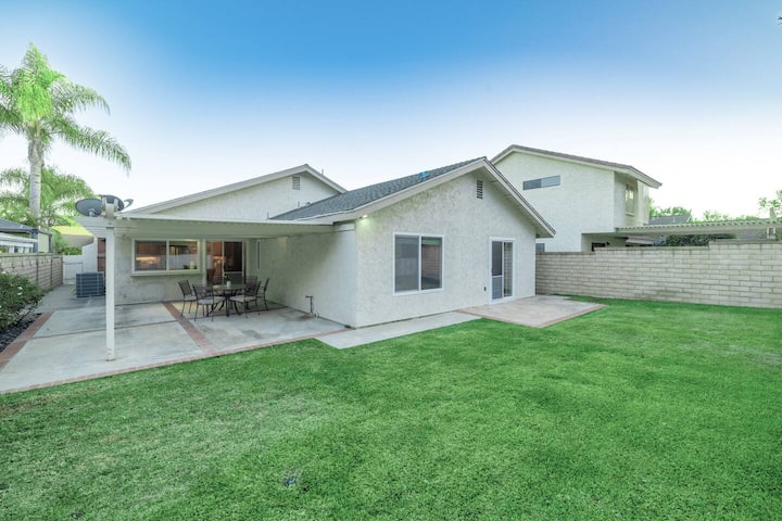 Pet Friendly One Level Home With Backyard Oasis - Irvine, CA