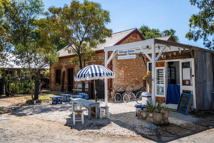 Blacksmith Cottage—stay In Blacksmith's Lively Hub - McLaren Vale