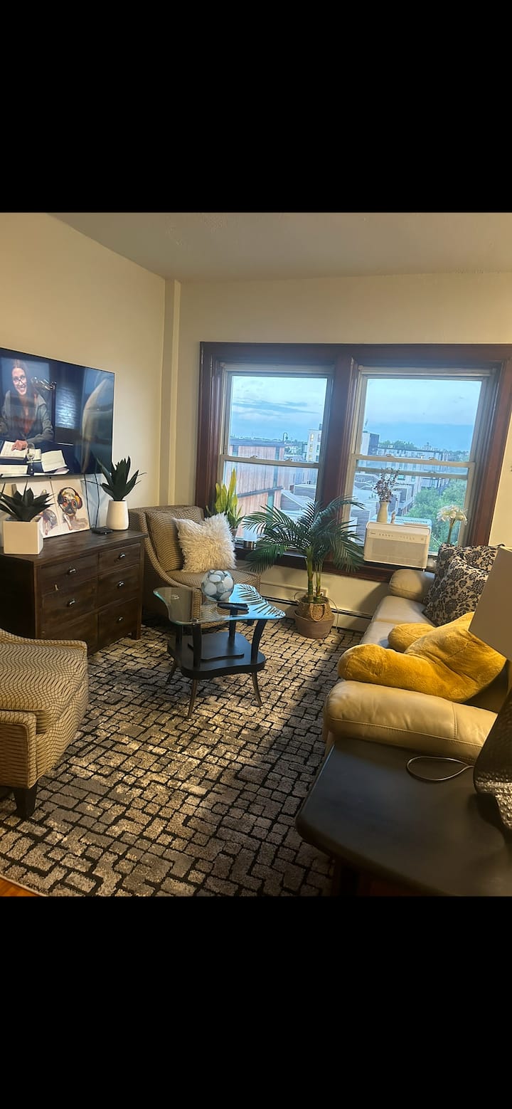 Detroit Skyline Suite💫 - Detroit, MI
