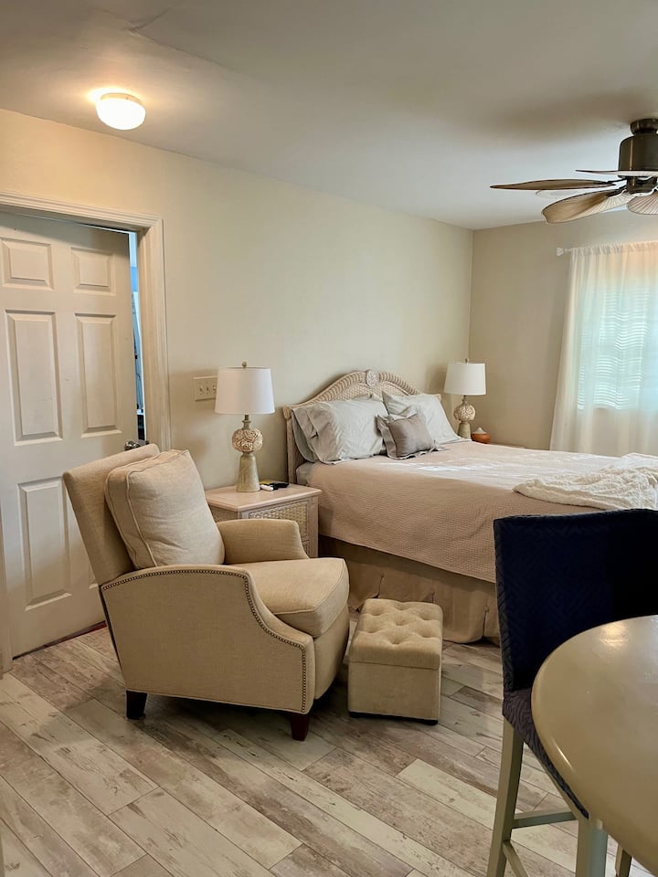 Studio Sleeps 2, Beach Is Approx. 1.5 Mile Away. - Naples, FL