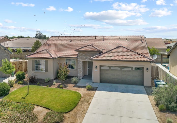 Tulare 3 Br Home - Fast Wifi - Memory Foam Beds - Tulare, CA