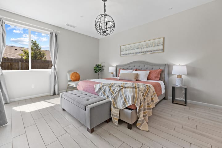 Tulare 3 Br Home - Fast Wifi - Memory Foam Beds - Tulare, CA