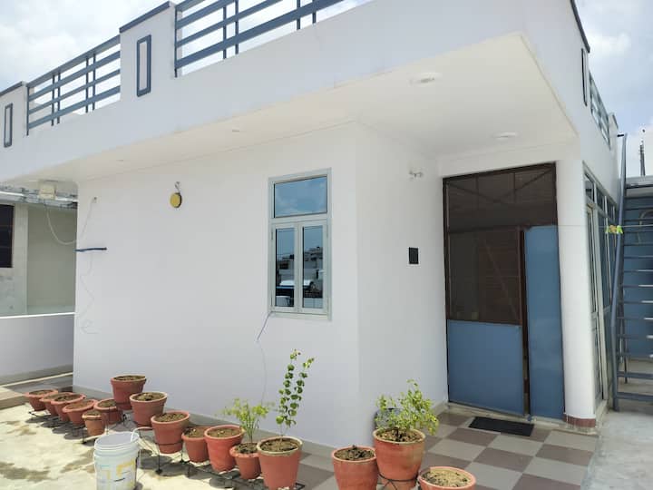 Singh's Retreat.
1 Bhk Suite For 2 To 3 Guests - Lucknow