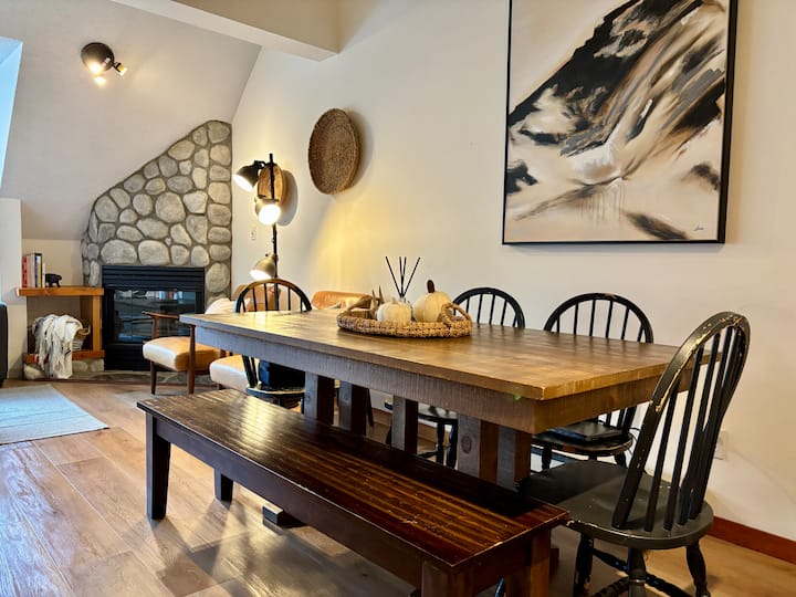 Modern Mountain Ski In/out Condo - Pool & Hot Tub - Whistler