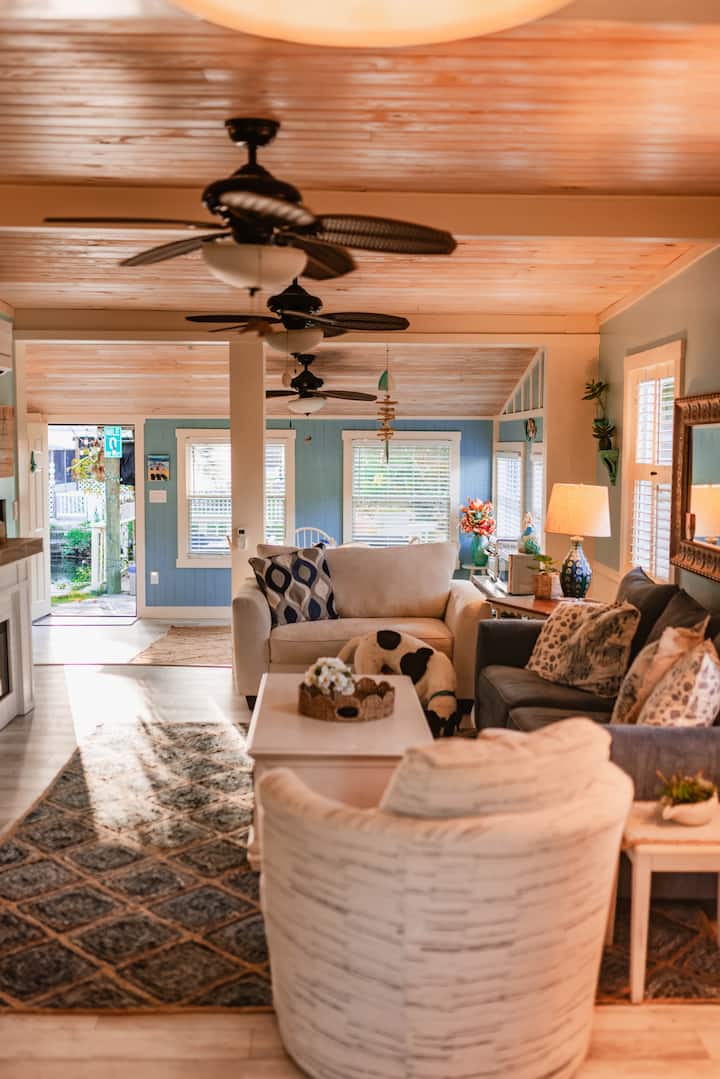 Charming Flip Flop Cottage - A Perfect Get Away!! - Weeki Wachee, FL