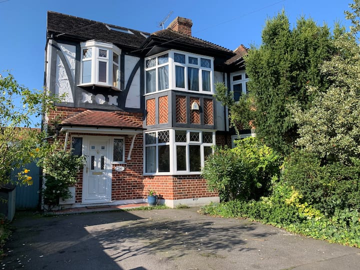 The Whole House With Garden In A Close - London