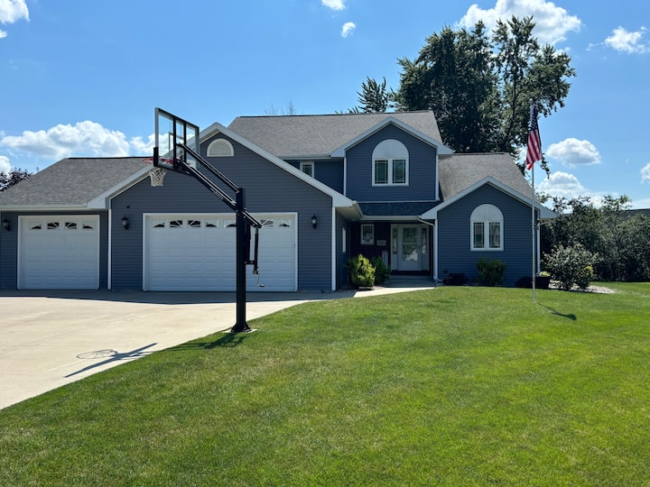 Beautiful 5 Bedroom Home - 3400 Square Feet - Oshkosh, WI