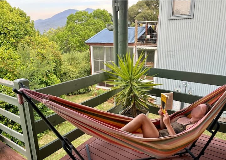 Panoramic Mountain Views Revamped Log Cabin - Alpine National Park