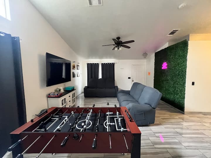Private Sunshine Stay W/pool / Near Strip - North Las Vegas, NV