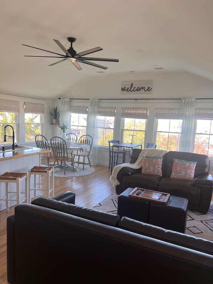 Open & Modern North End Apt Walk Or Bike To Beach! - Longport, NJ