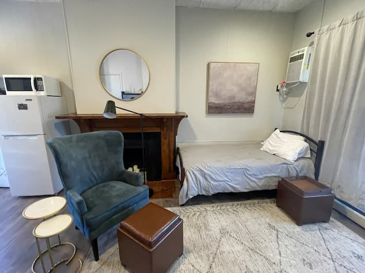 Large Studio Suite Cl In House - Cleveland, OH