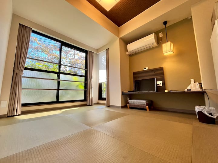 高瀬川のせせらぎと京情緒が息づく街。四条河原町すぐの好立地で、隠れ家的な店や四季の風景を楽しめます。 - Kyoto