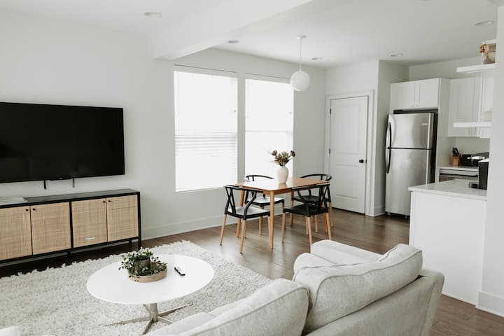 Cheerful, Scandinavian, Midcentury 2 Bedroom Home - Cleveland