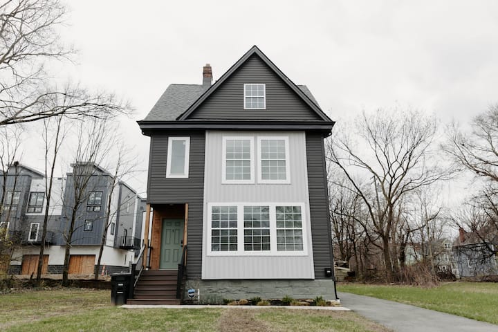 Cheerful, Scandinavian, Midcentury 2 Bedroom Home - Cleveland