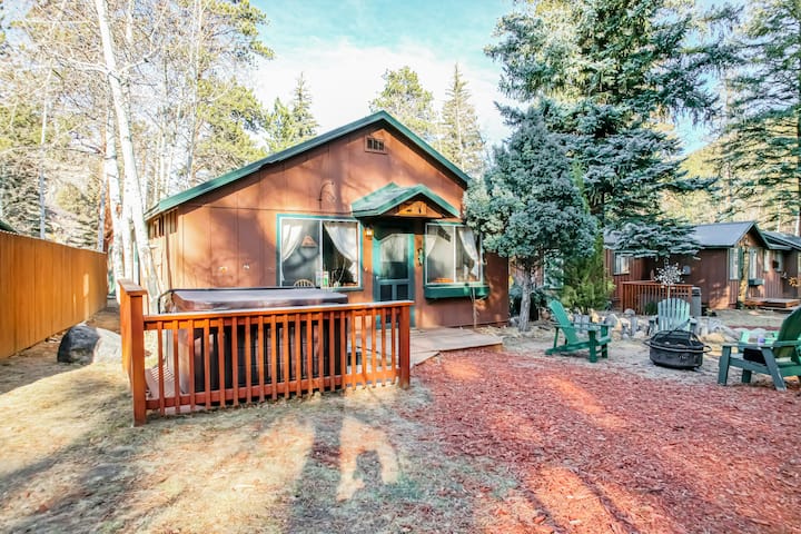 Breathtaking Riverfront Cabin/hot Tub - Bear's Den - Estes Park, CO