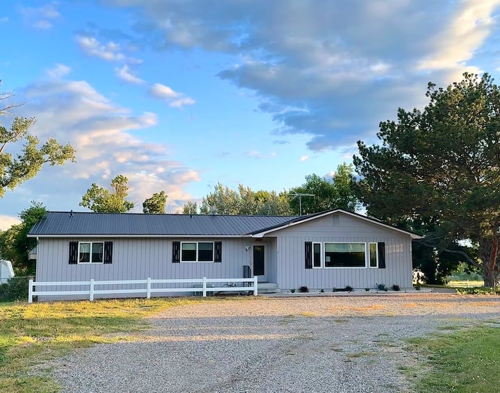 *Hottub*sleeps8*airhocky•foosball* - Billings, MT
