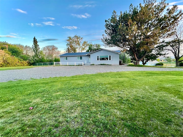 *Hottub*sleeps8*airhocky•foosball* - Billings, MT
