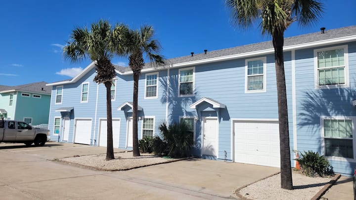 4 Br/3 Ba, Walk To The Beach, Heated Pool, Dogs Ok - Port Aransas, TX